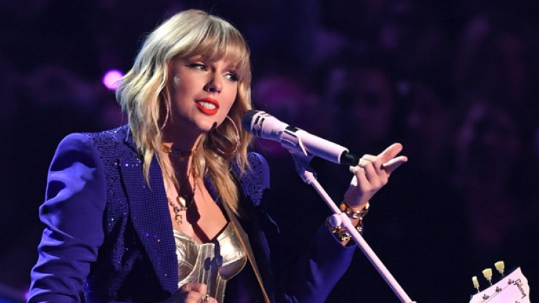 Taylor Swift’s ‘Ready To Make Statement’ At The American Music Awards ...