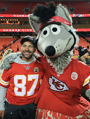 Celebrity Kansas City Chiefs Fans: Photos Of Brad Pitt & More ...