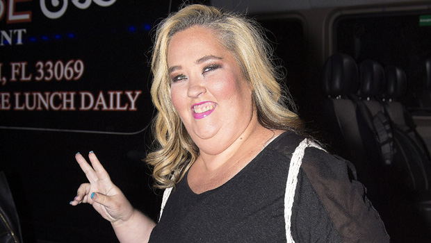 Mama June Covers Missing Tooth While Shopping With Friend: See Pic ...