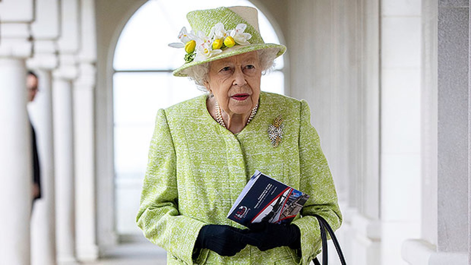 Queen Elizabeth’s Style: Photos Of Her Best Outfits – Hollywood Life