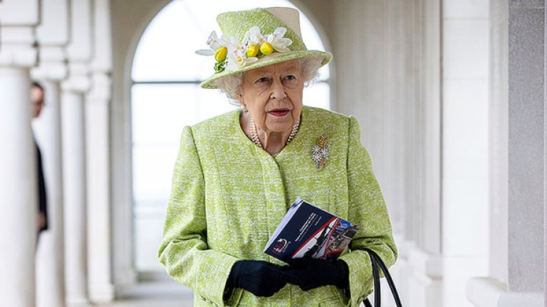 Queen Elizabeth’s Style: Photos Of Her Best Outfits – Hollywood Life