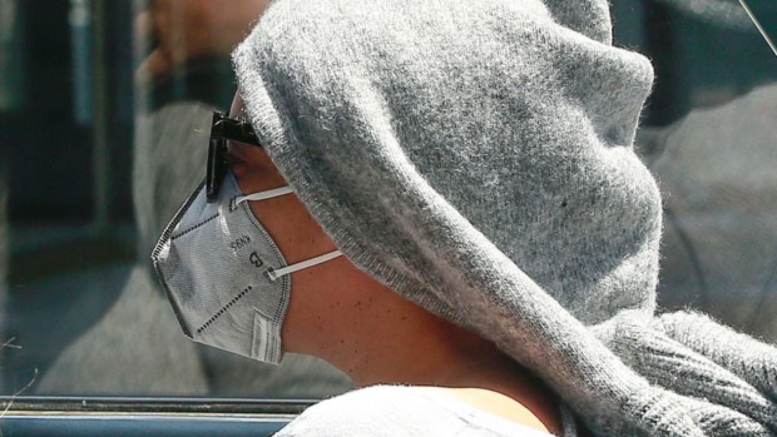 Beyonce Wears Face Mask With Upside Down B While Riding Shotgun: Pics ...