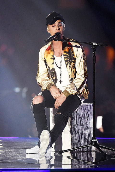 Justin Bieber’s Performance Outfits: Photos Of His Hottest Looks ...