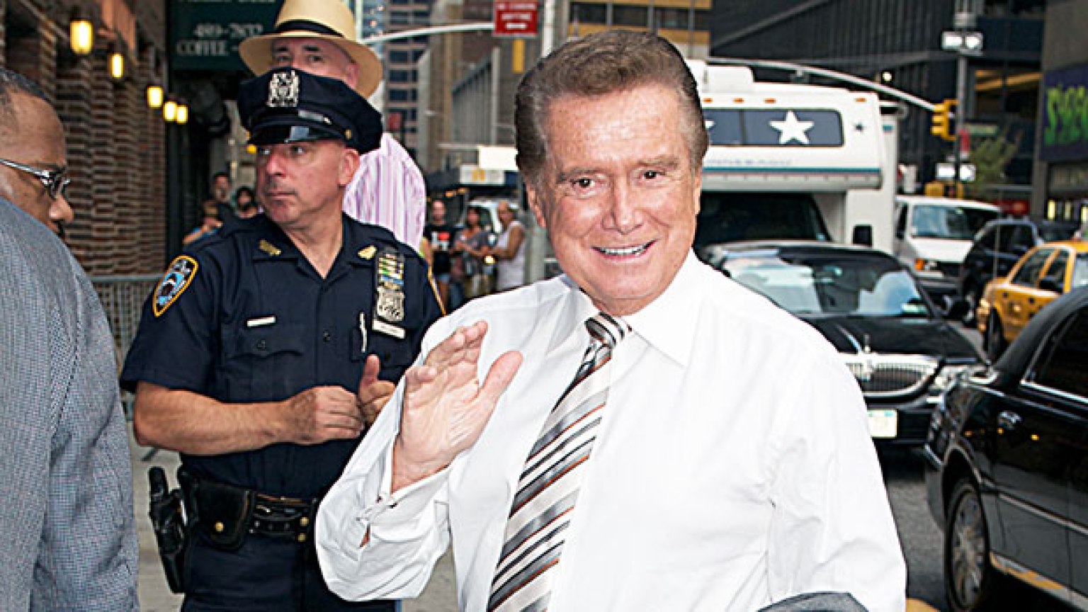 Regis Philbin Dead: TV Personality Dies At 88 – Hollywood Life