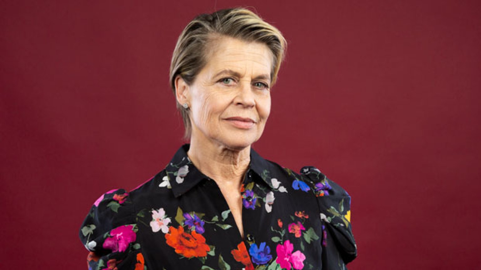 Who Is Leslie H. Freas? Facts On Linda Hamilton’s Twin Sister – Hollywood Life