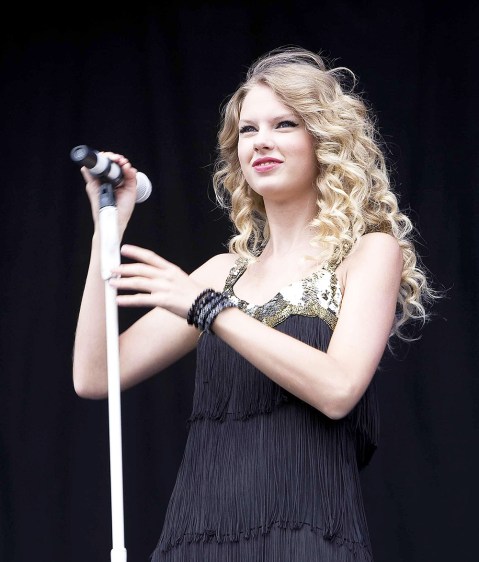 Taylor Swift’s Hair Evolution: Photos Of Her Locks Over The Years ...