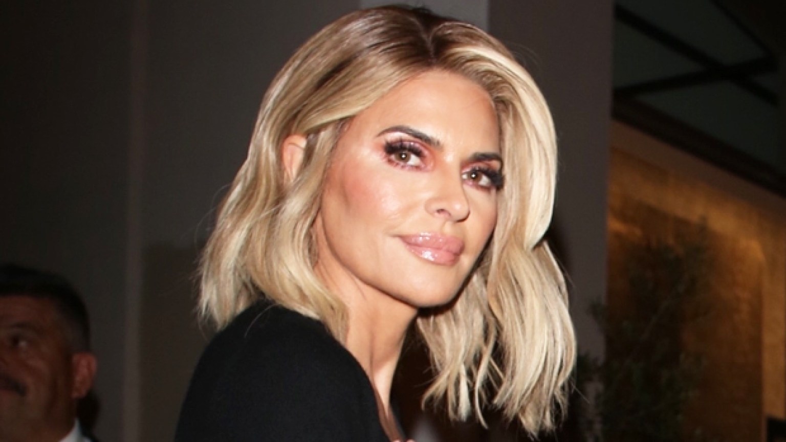 Lisa Rinna Debuts Hair Makeover With Blonde Wig: Before & After Pics ...
