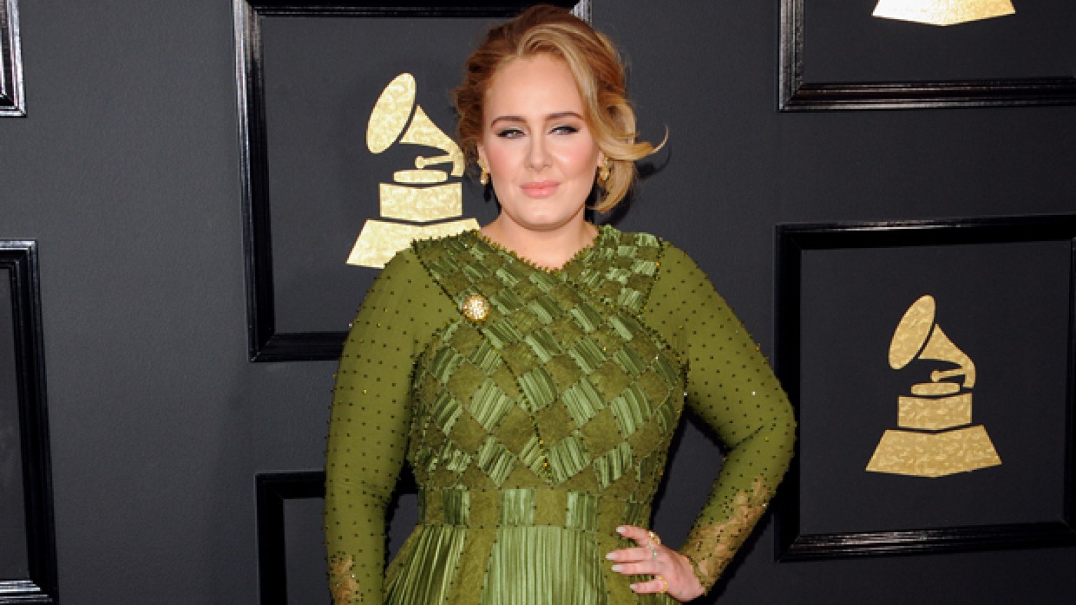 Adele Partying In Photo With Friends On A Curb In London: See Pic ...