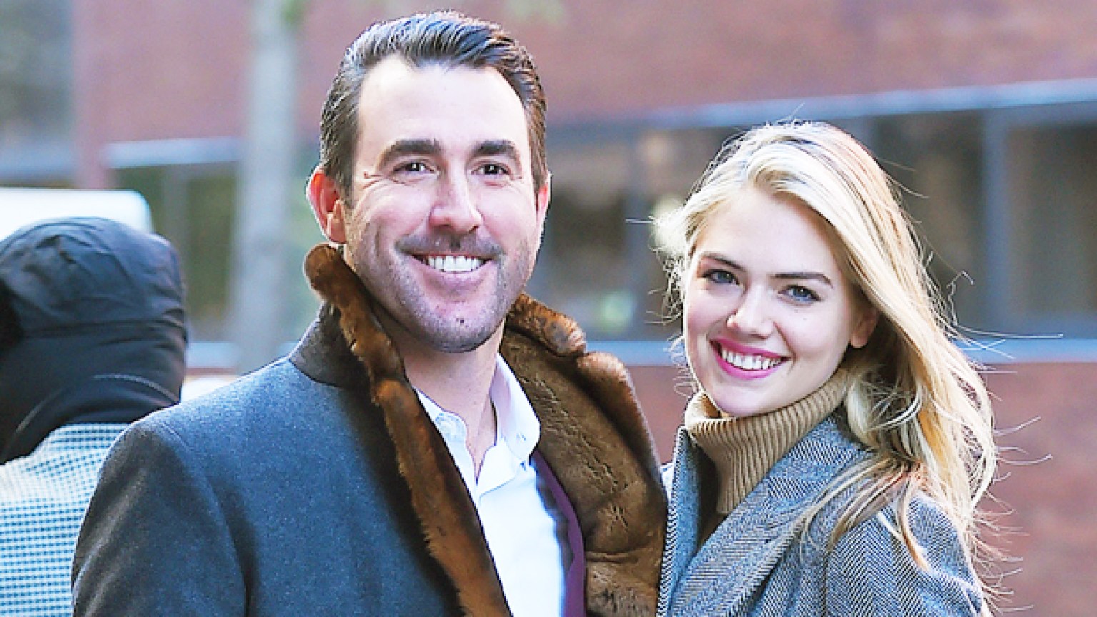 Kate Upton & Daughter Match In Yellow Outfits For Rare Family Photo ...