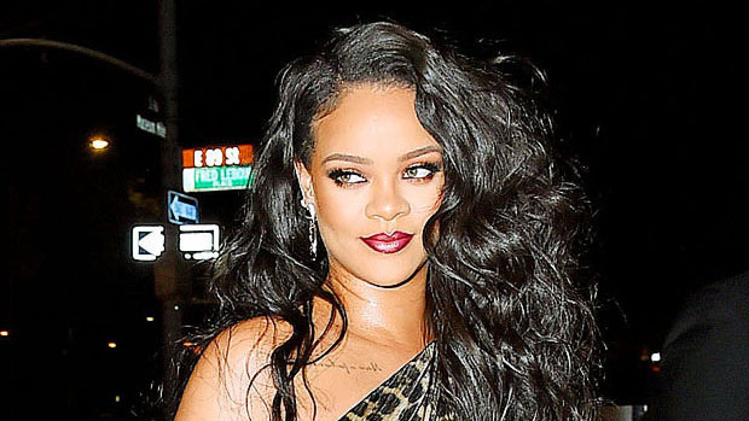 Rihanna Demonstrates A Makeup Routine That Only Takes 5 Minutes: Watch ...