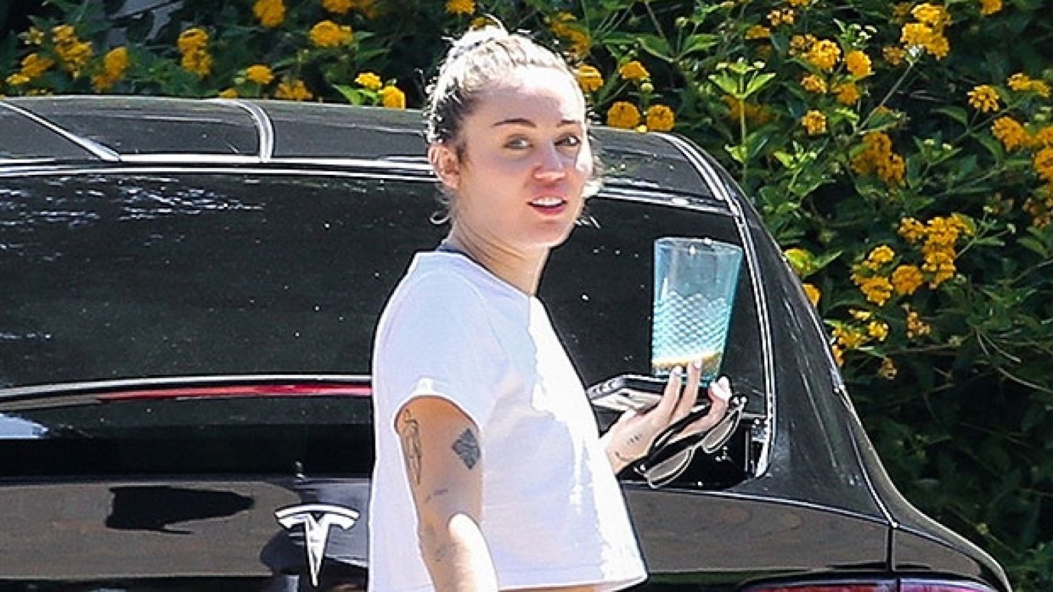 Miley Cyrus Goes Make-Up Free In White Crop Top: Photos – Hollywood Life