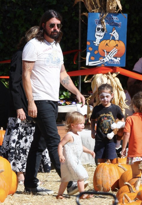 Dave Grohl’s Family: See Pictures Of Him & His Daughters – Hollywood Life