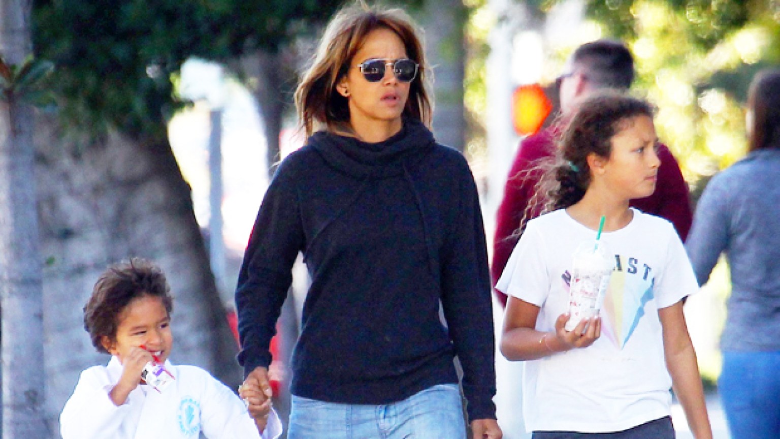 Halle Berry Kids: Learn More About Her 2 Children, Their Ages & Dads ...