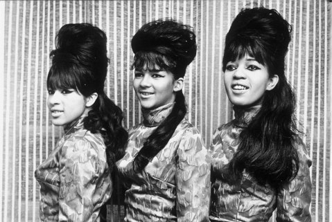 Ronnie Spector Remembered: Photos Of The Ronettes Singer – Hollywood Life