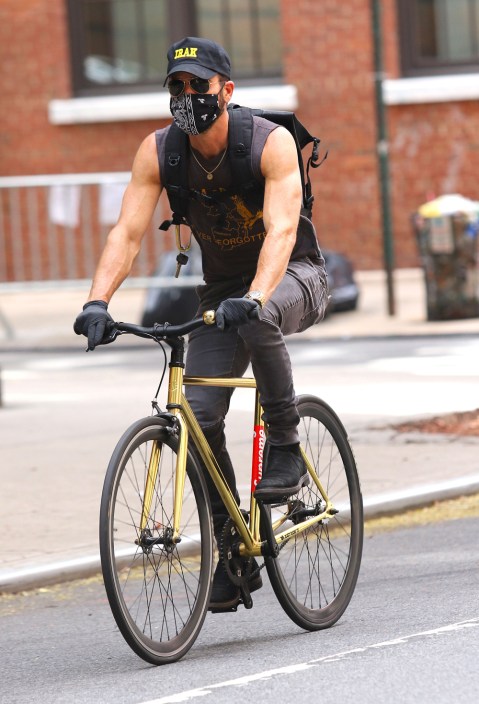 Stars Riding Bicycles: Photos Of Jennifer Lopez, Gigi Hadid & More ...