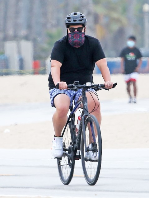Stars Riding Bicycles: Photos Of Jennifer Lopez, Gigi Hadid & More ...