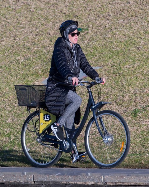 Stars Riding Bicycles: Photos Of Jennifer Lopez, Gigi Hadid & More ...