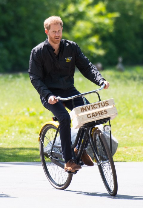 Stars Riding Bicycles: Photos Of Jennifer Lopez, Gigi Hadid & More ...