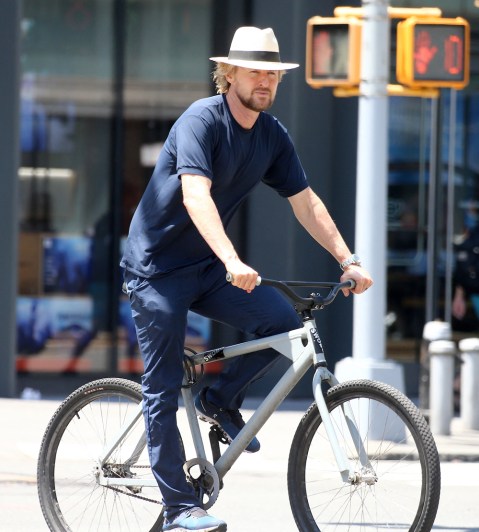 Stars Riding Bicycles: Photos Of Jennifer Lopez, Gigi Hadid & More ...