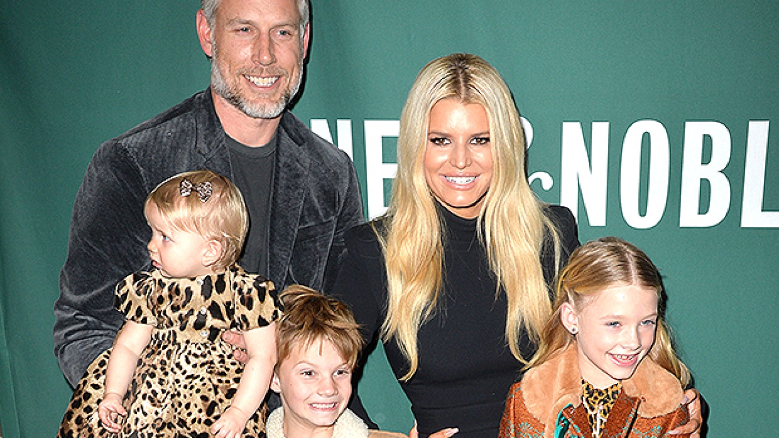 Jessica Simpson’s Kids Pose With Eric Johnson For Summer Photo ...