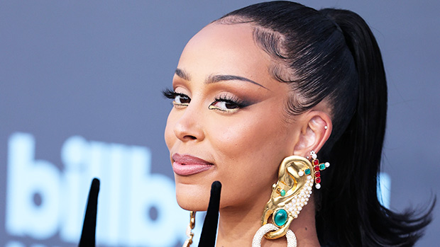 Doja Cat Shows Off Shaved Head & Shaves Her Eyebrows: Photos ...