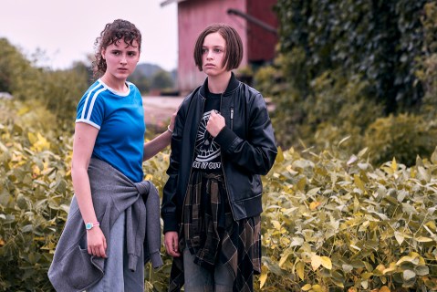 ‘Paper Girls’: Photos Of Prime Video’s YA Sci-Fi Series – Hollywood Life