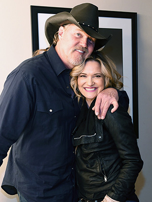 Trace Adkins & Victoria Pratt: See Photos Of The Couple – Hollywood Life