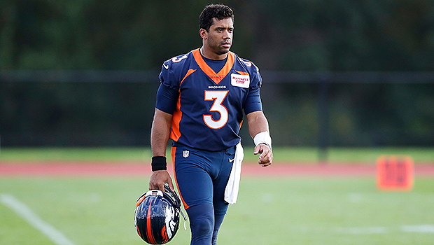 Russell Wilson’s Plane Workout: Twitter’s Reaction – Hollywood Life