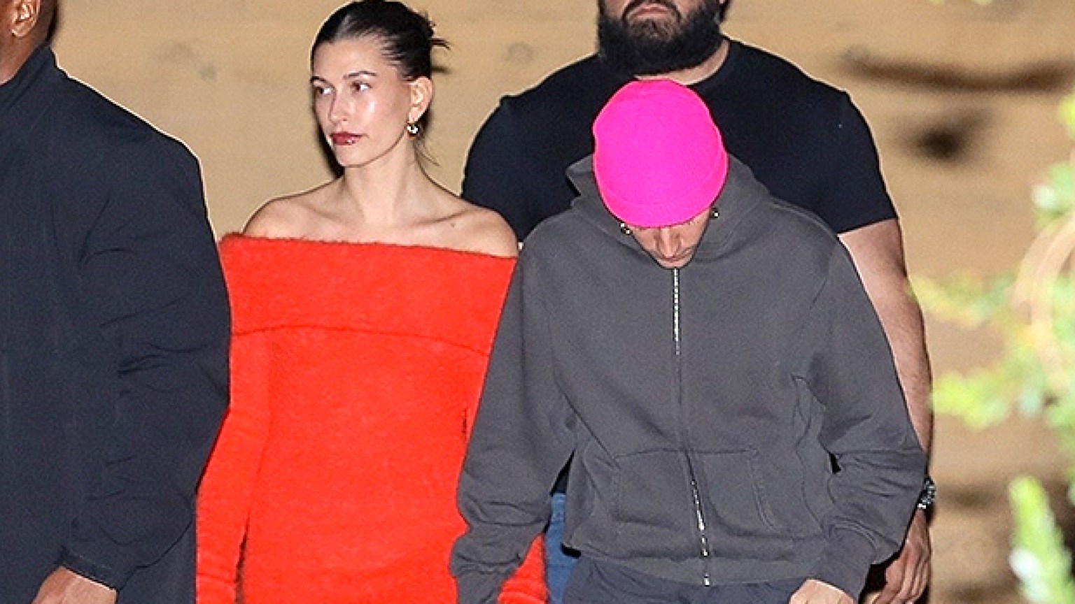 Hailey Bieber Dons Mini To Dinner With Justin Bieber & Kendall Jenner ...