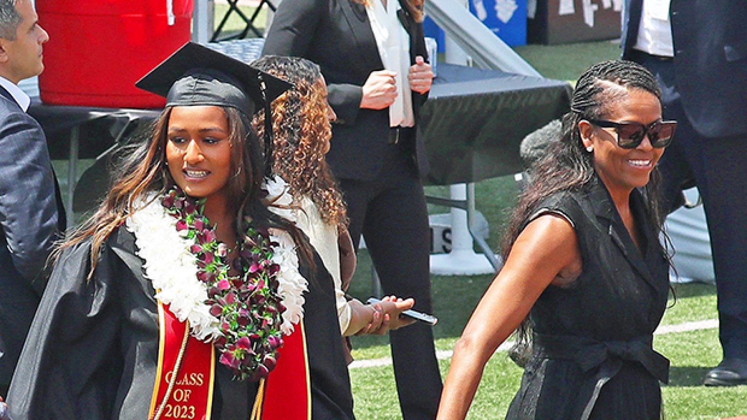 Sasha Obama Graduates From USC, Barack & Michelle Obama In Attendance ...