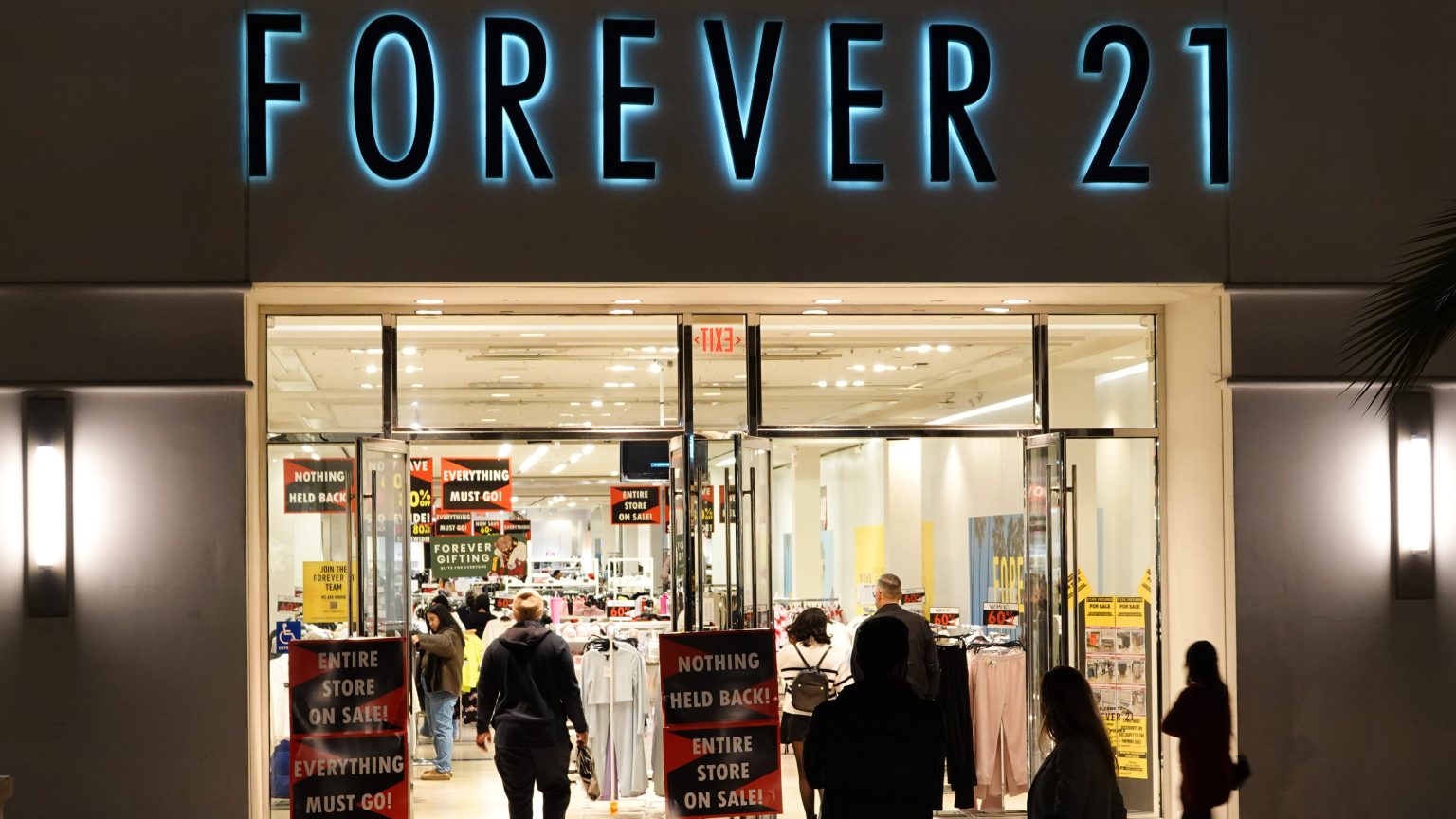 Is Forever 21 Closing? Inside the Chain’s Second Bankruptcy – Hollywood ...