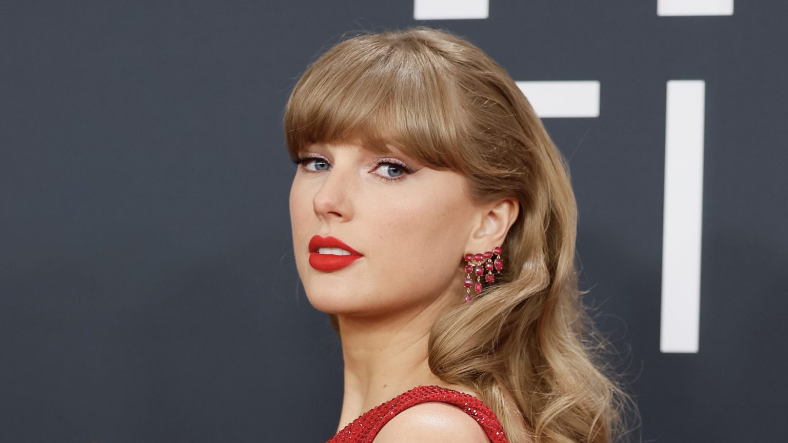 How Much Did Taylor Swift Pay for Her Masters? Find Out – Hollywood Life