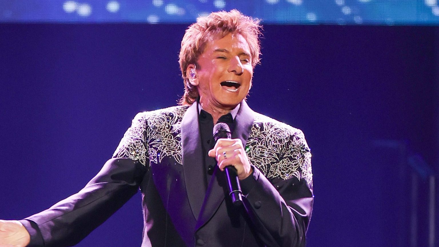 Barry Manilow’s Health: Does the Singer Have Lung Cancer? – Hollywood Life
