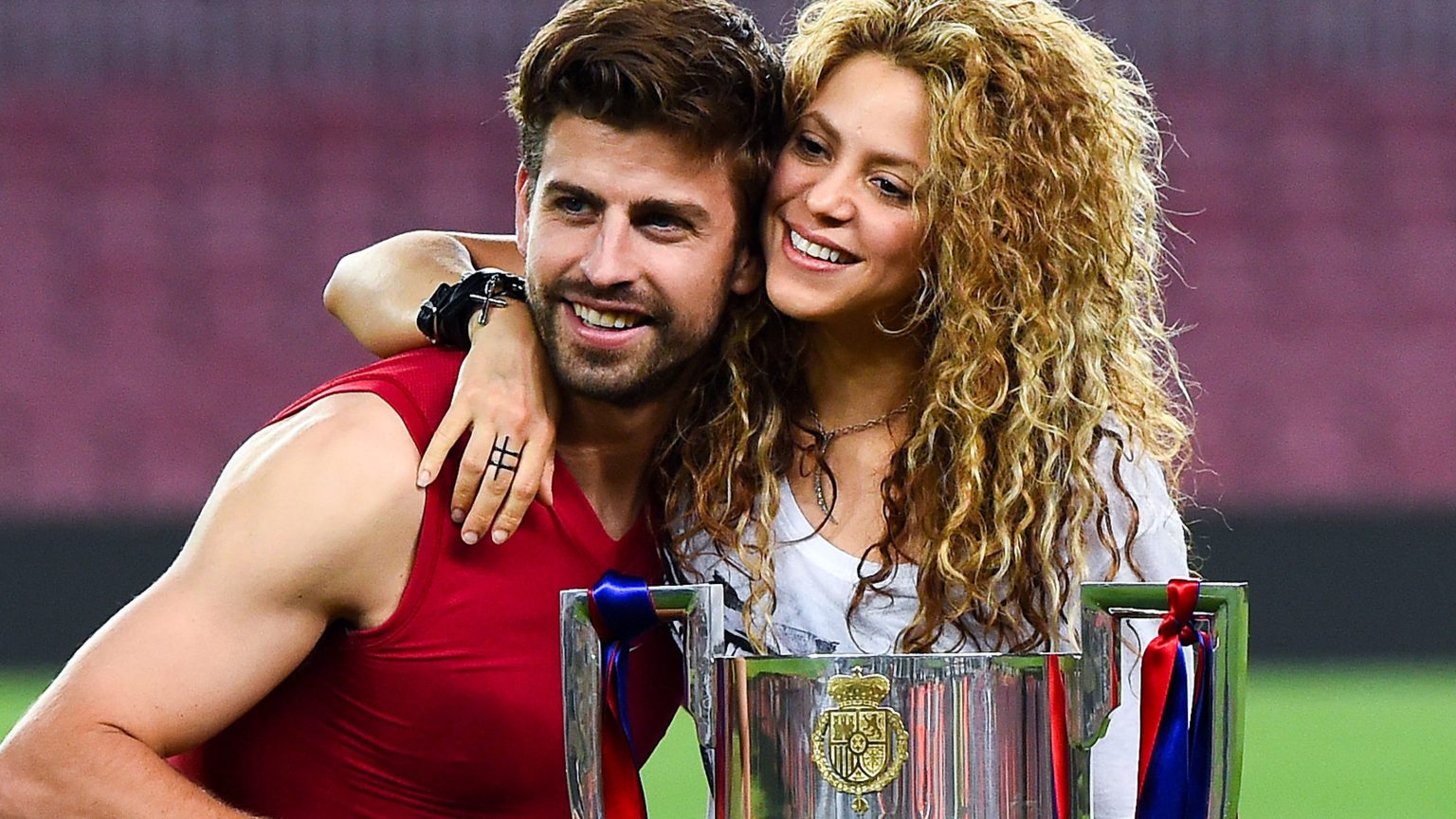 Shakira on Piqué Heartbreak: What She’s Really Saying – Hollywood Life